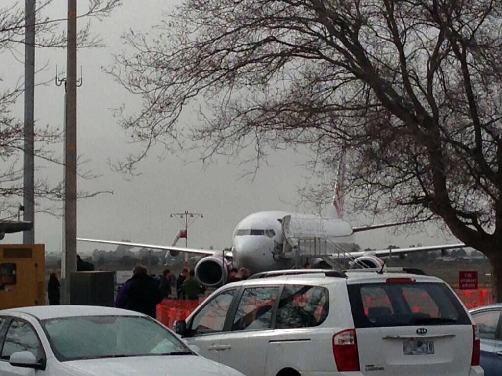 Virgin plane makes emergency landing at Mildura - ABC News
