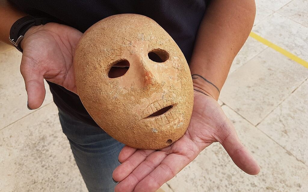 Stone mask from the Neolithic era found in the West Bank - ABC News