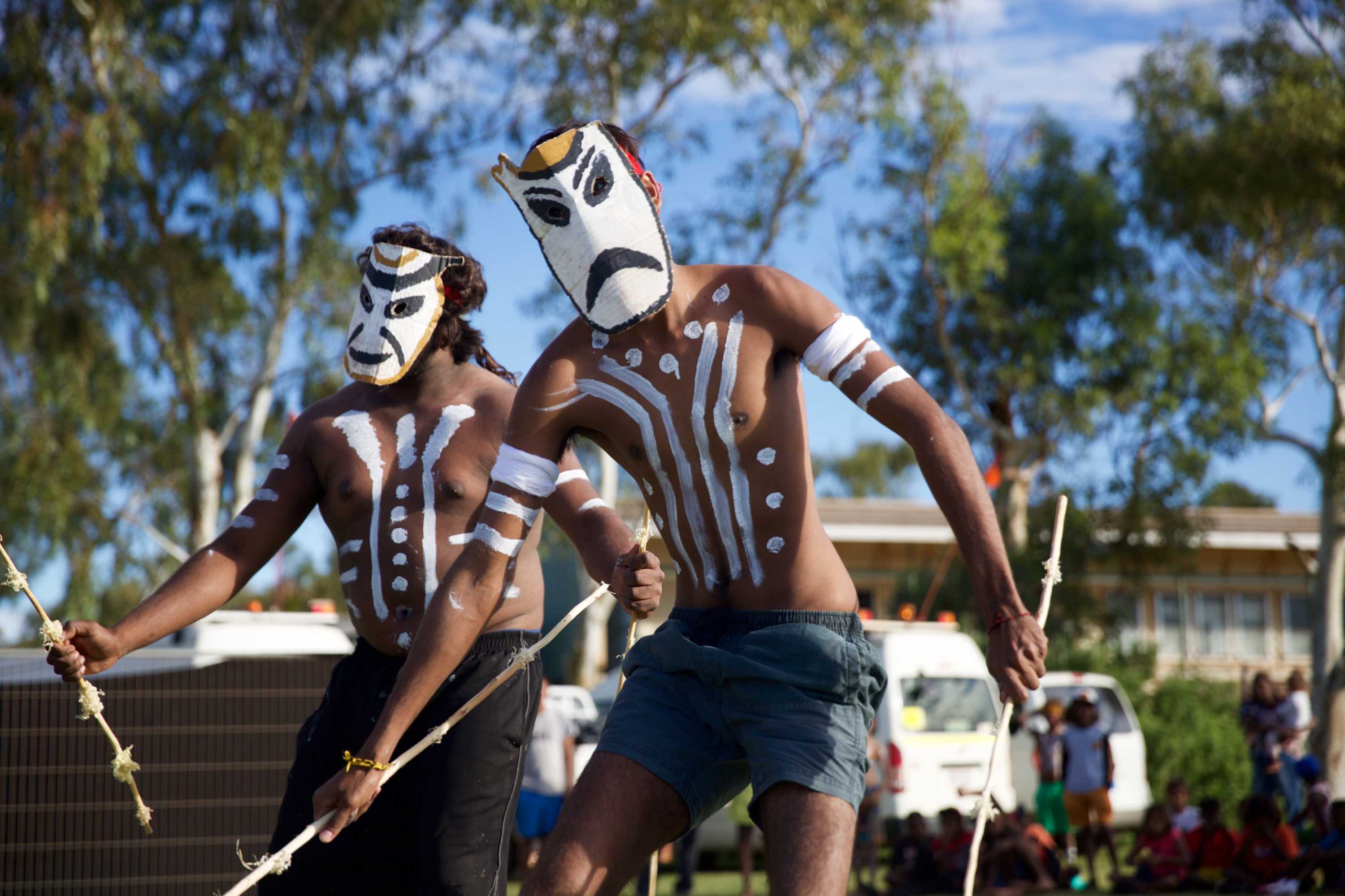 Pilbara men reclaim traditional Aboriginal dances - ABC News