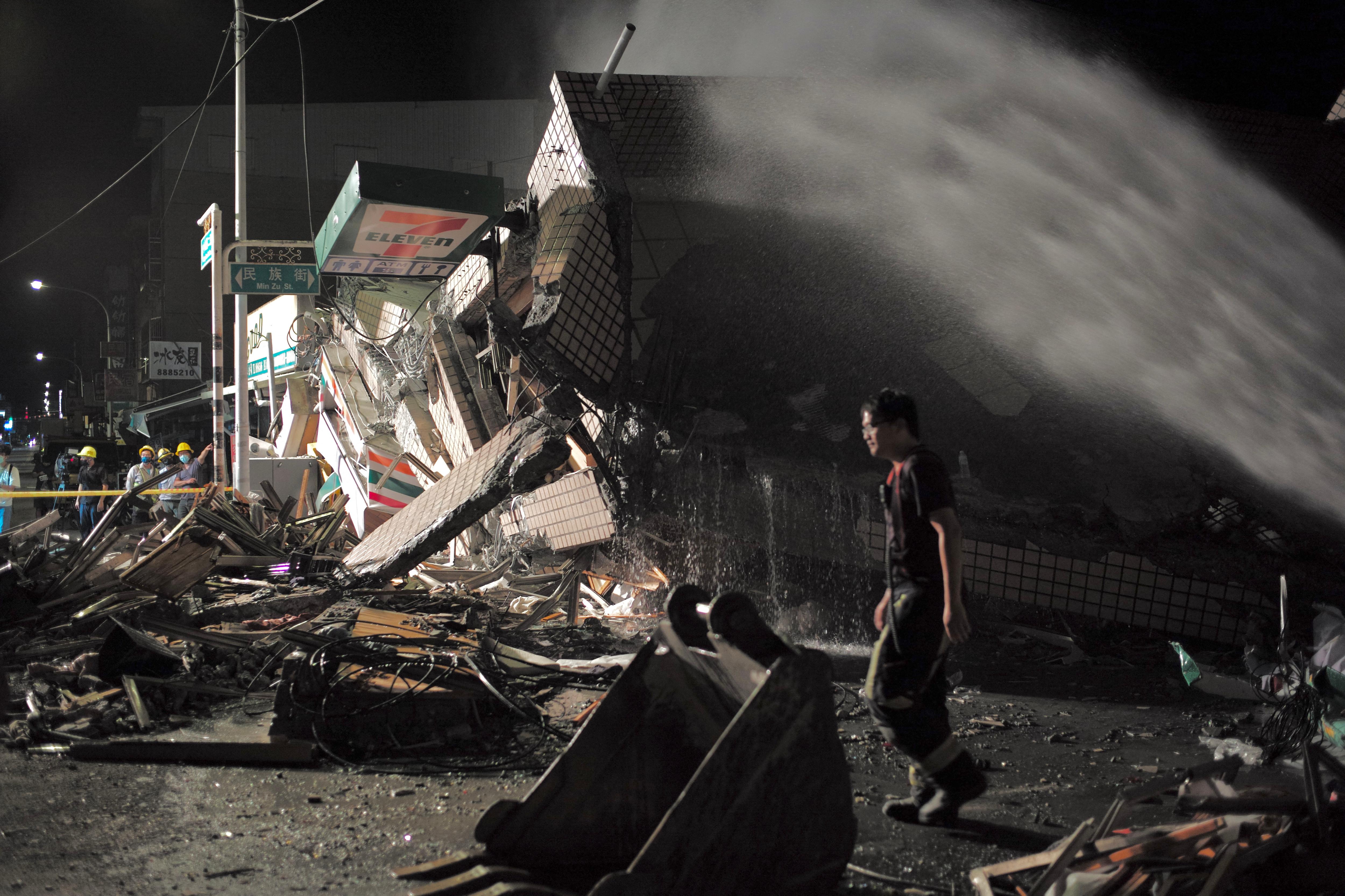 Hundreds trapped on mountain roads in Taiwan after earthquake destroys ...