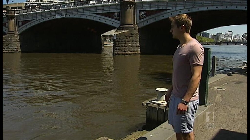 Waiter praised for rescue attempt - ABC News