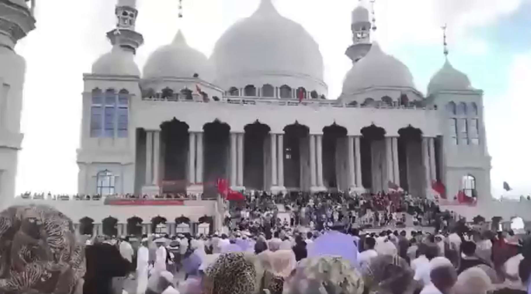Chinese police clash with Hui Muslim ethnic group trying to protect ...