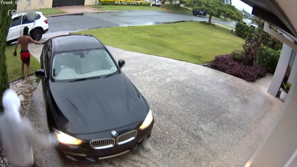 CCTV shows cars being stolen - ABC News