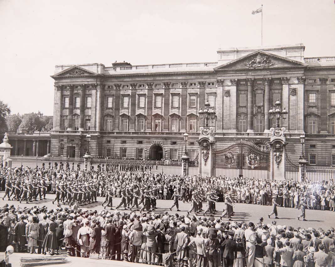 How Gordon Robson found himself standing guard at Buckingham Palace ...