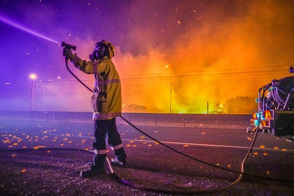Bushfire warning downgraded for fire in Perth's south - ABC News