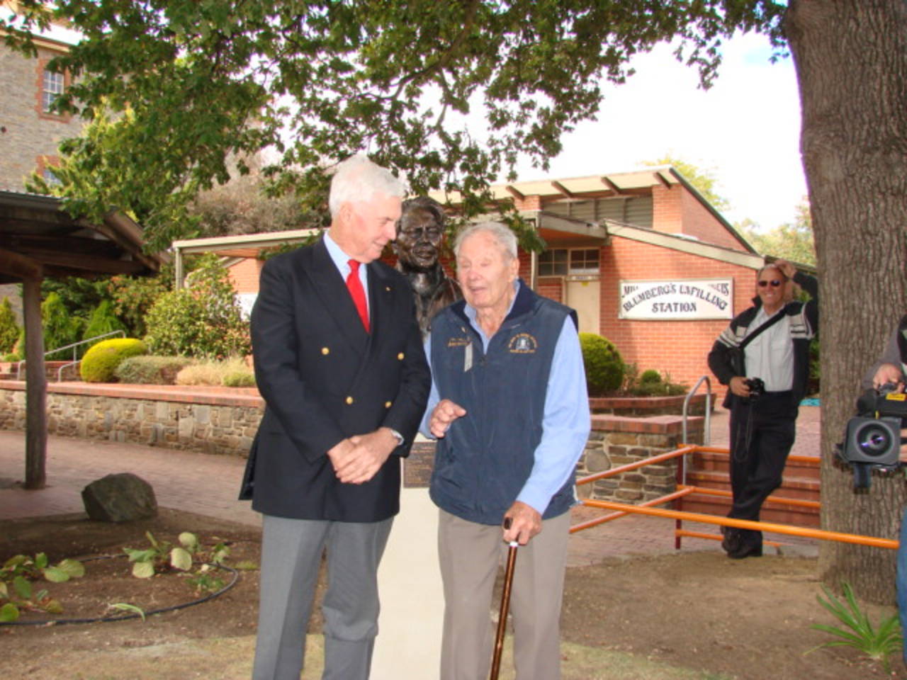 Governor-General unveils Tom Kruse bust - ABC News