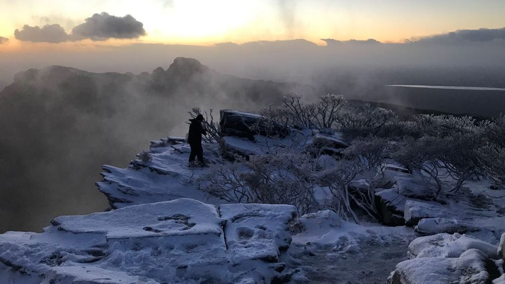 Snow chasers drawn to Bluff Knoll in early hours - ABC News