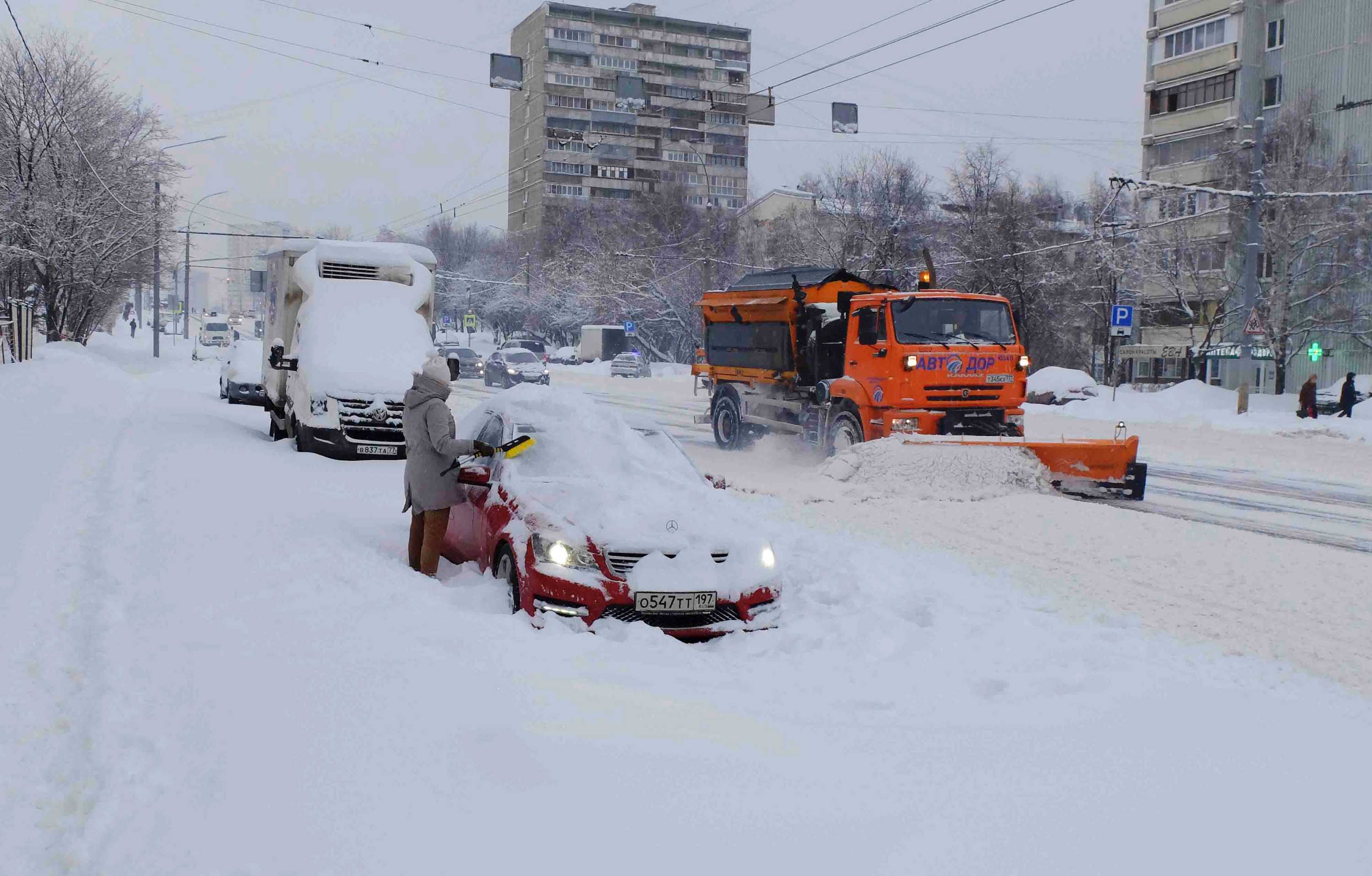 Record snowfall in Moscow leaves one dead, as authorities call 'snow ...