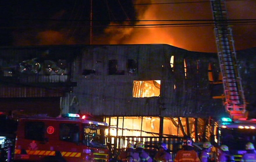 Explosions heard as fire destroys Melbourne car parts factory - ABC News