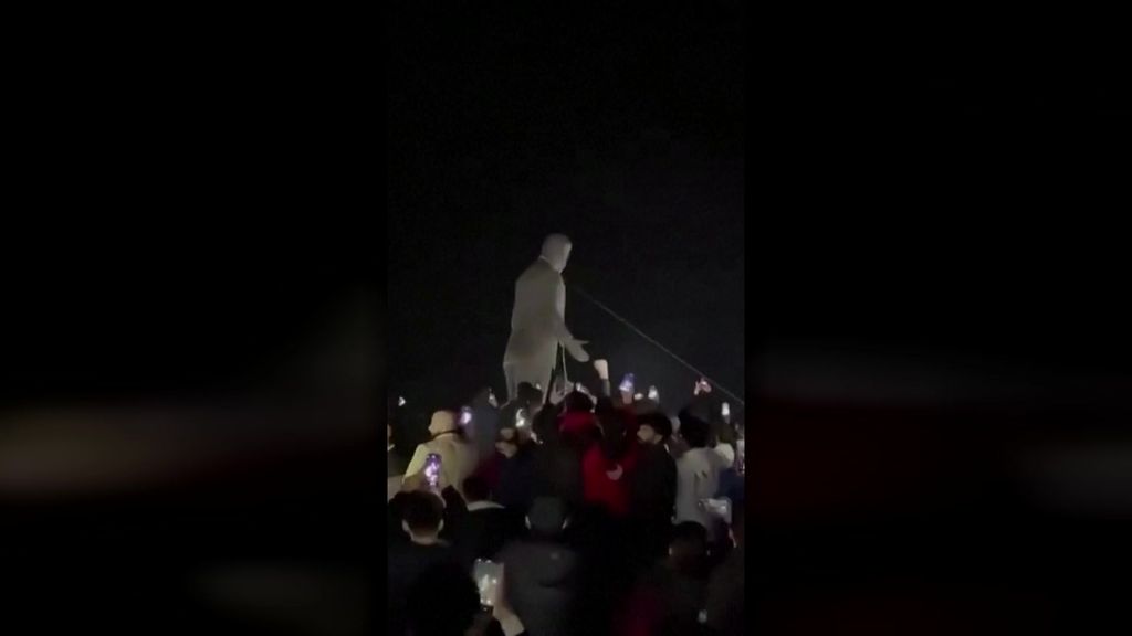 Statue of Hafez al-Assad toppled in Homs - ABC News