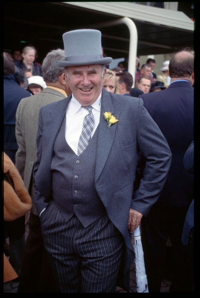 Clive James — writer, TV broadcaster and critic — dies aged 80 - ABC News