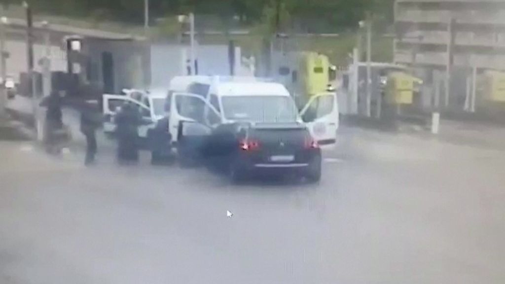 CCTV footage shows gunmen high jacking prison van to free drug dealer ...