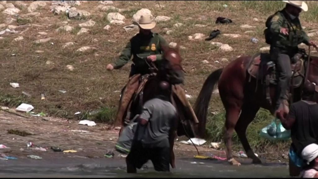 US border patrol officer wields whip as migrants attempt to bring food ...