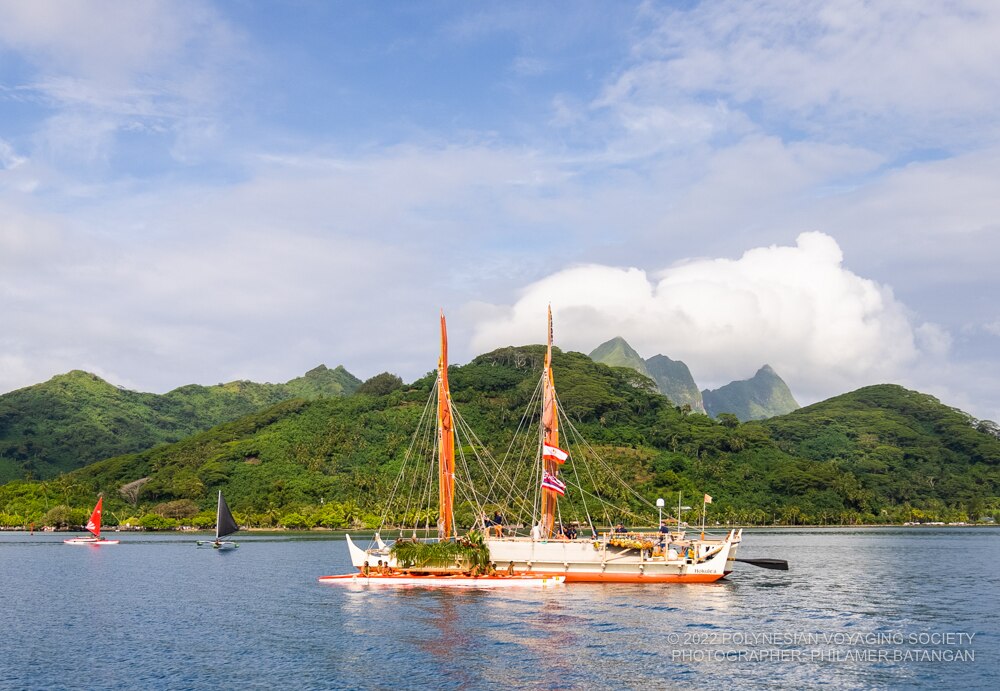 Hawaiian group sails ancient sea route in traditional canoes - ABC Pacific