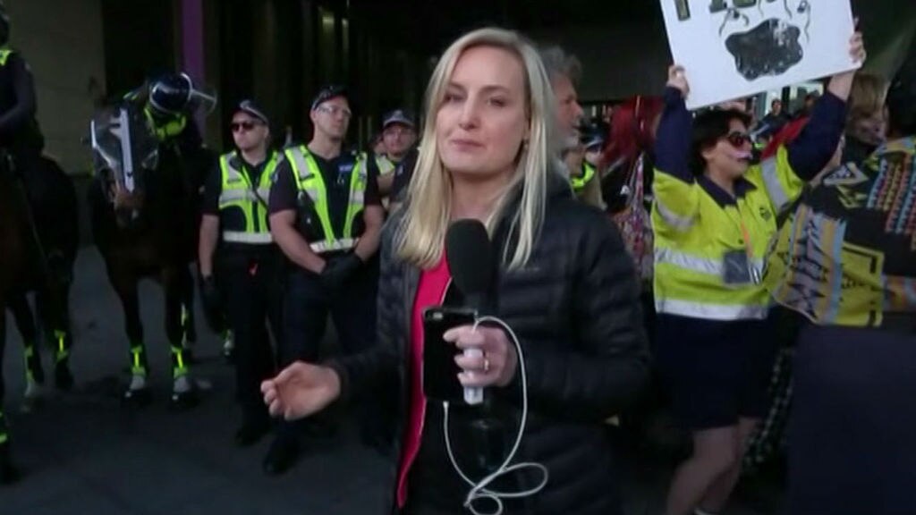 Protesters clash with police in Melbourne - ABC News
