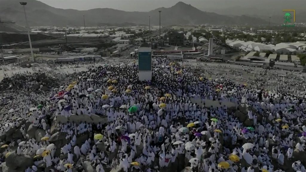 Muslim pilgrims gather on the Mount of Mercy in Saudi Arabia - ABC News