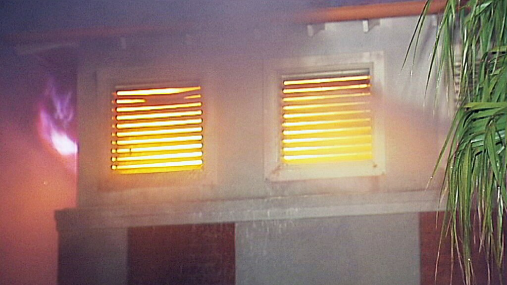 Firefighter injured as fire destroys Port Melbourne gym - ABC News