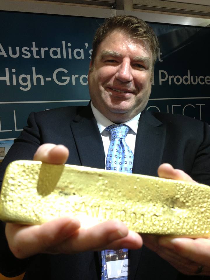 Gold bar poured from the Andy Well mine - ABC News