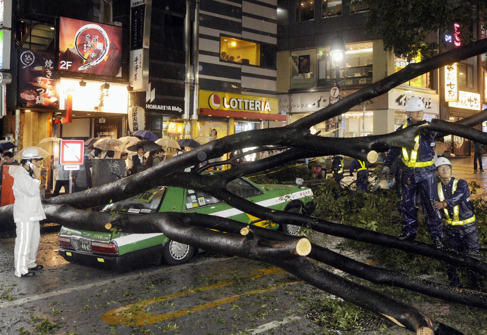 Typhoon pummels Tokyo, Fukushima - ABC News