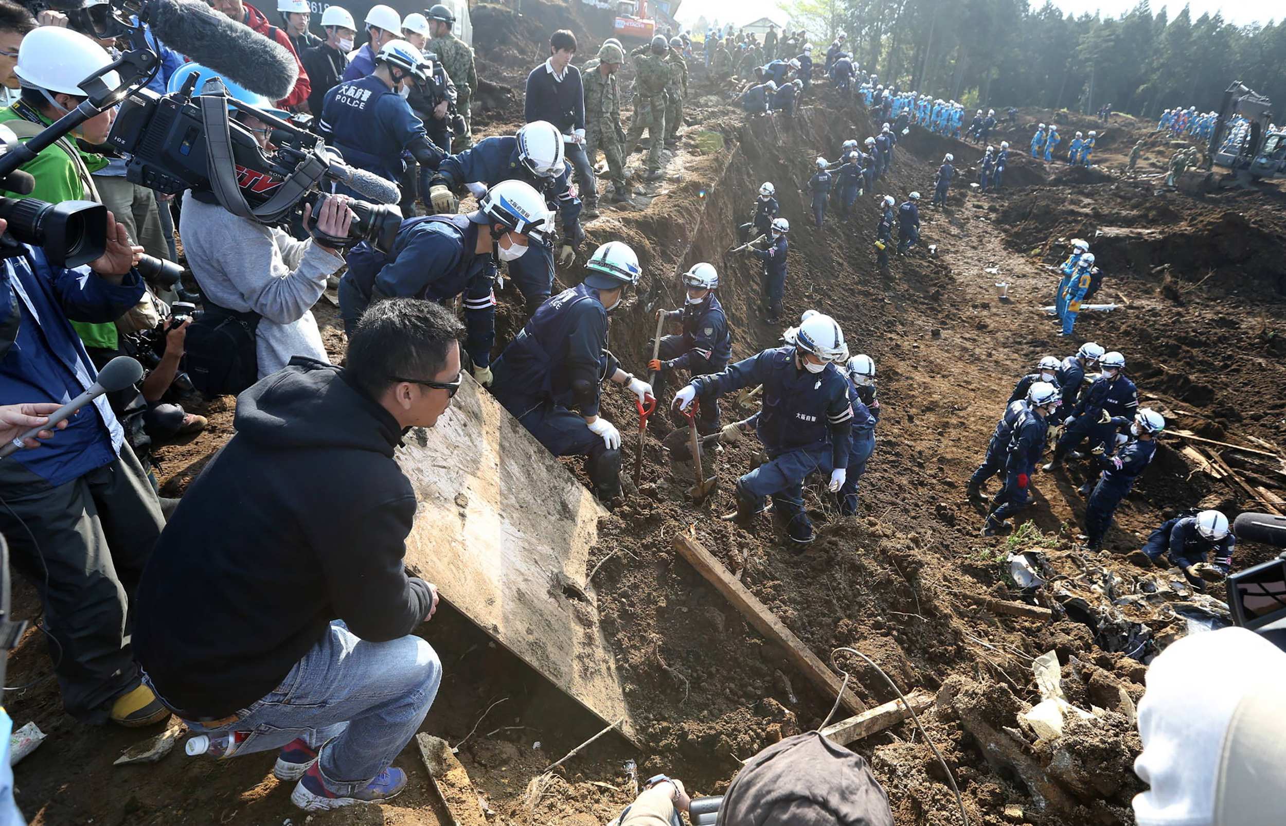 Japan earthquakes: Aftershocks, quakes continue to rattle survivors as ...