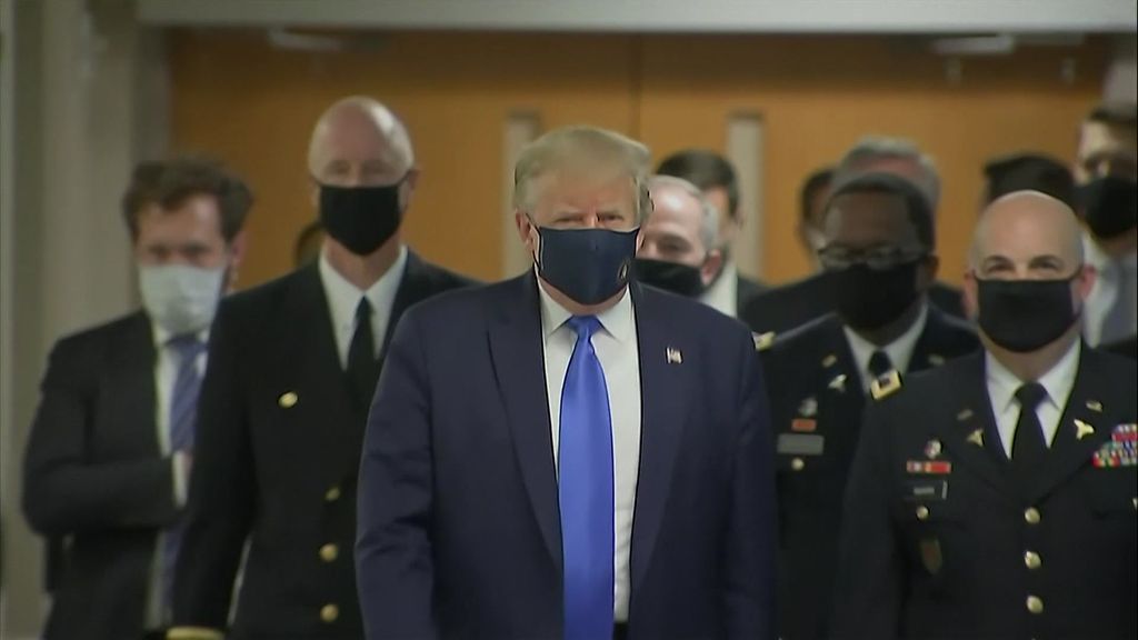 Trump wears a face mask in public for the first time - ABC News