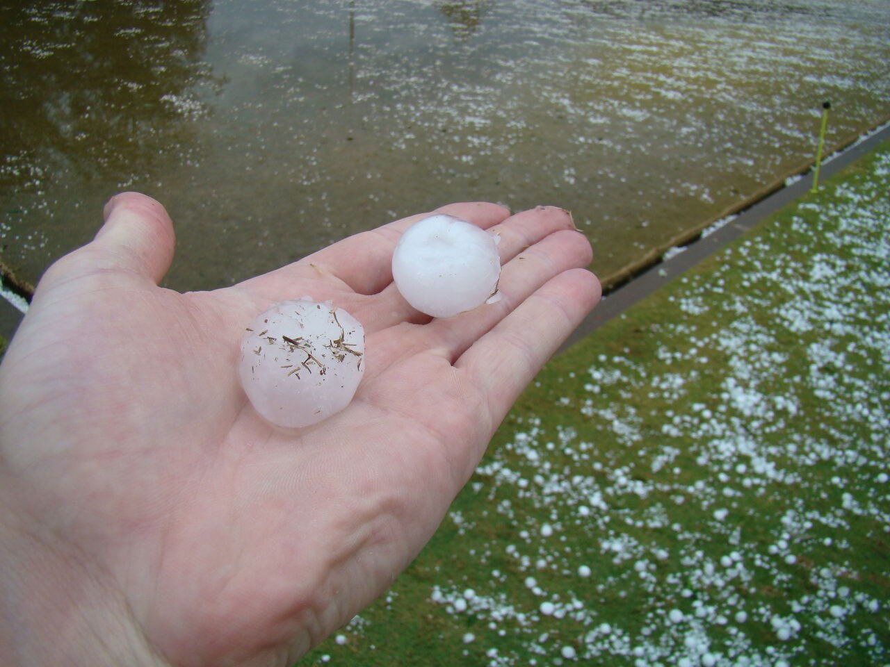 'Giant' hail hits Lismore - ABC News