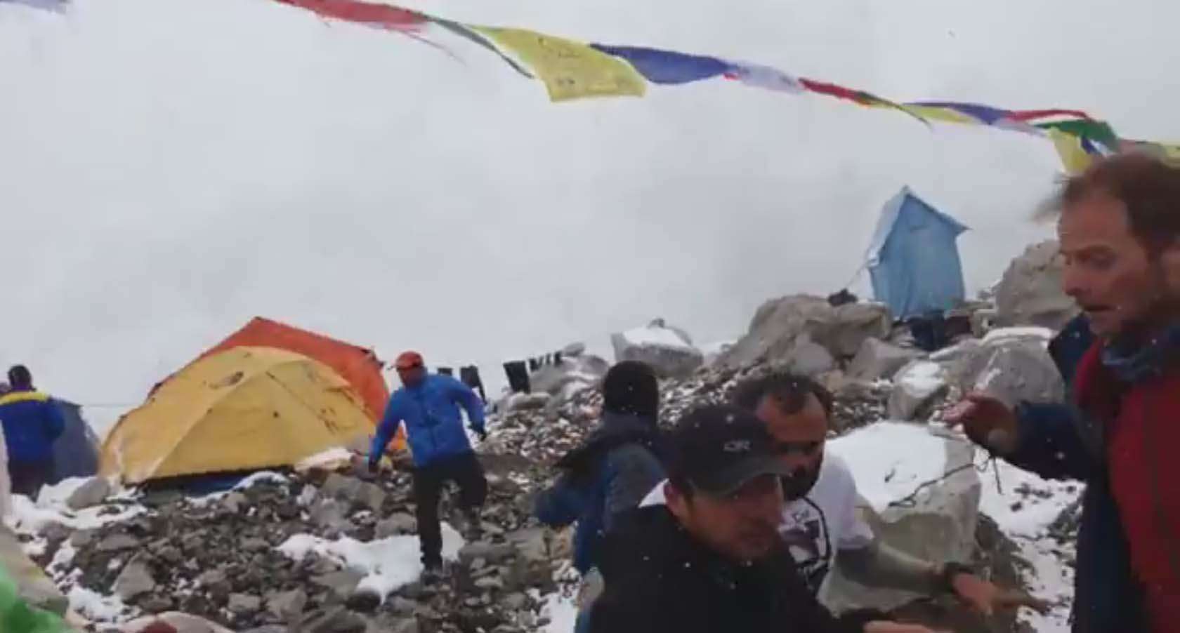 Everest avalanche video: Camera captures moment of impact as wall of ...