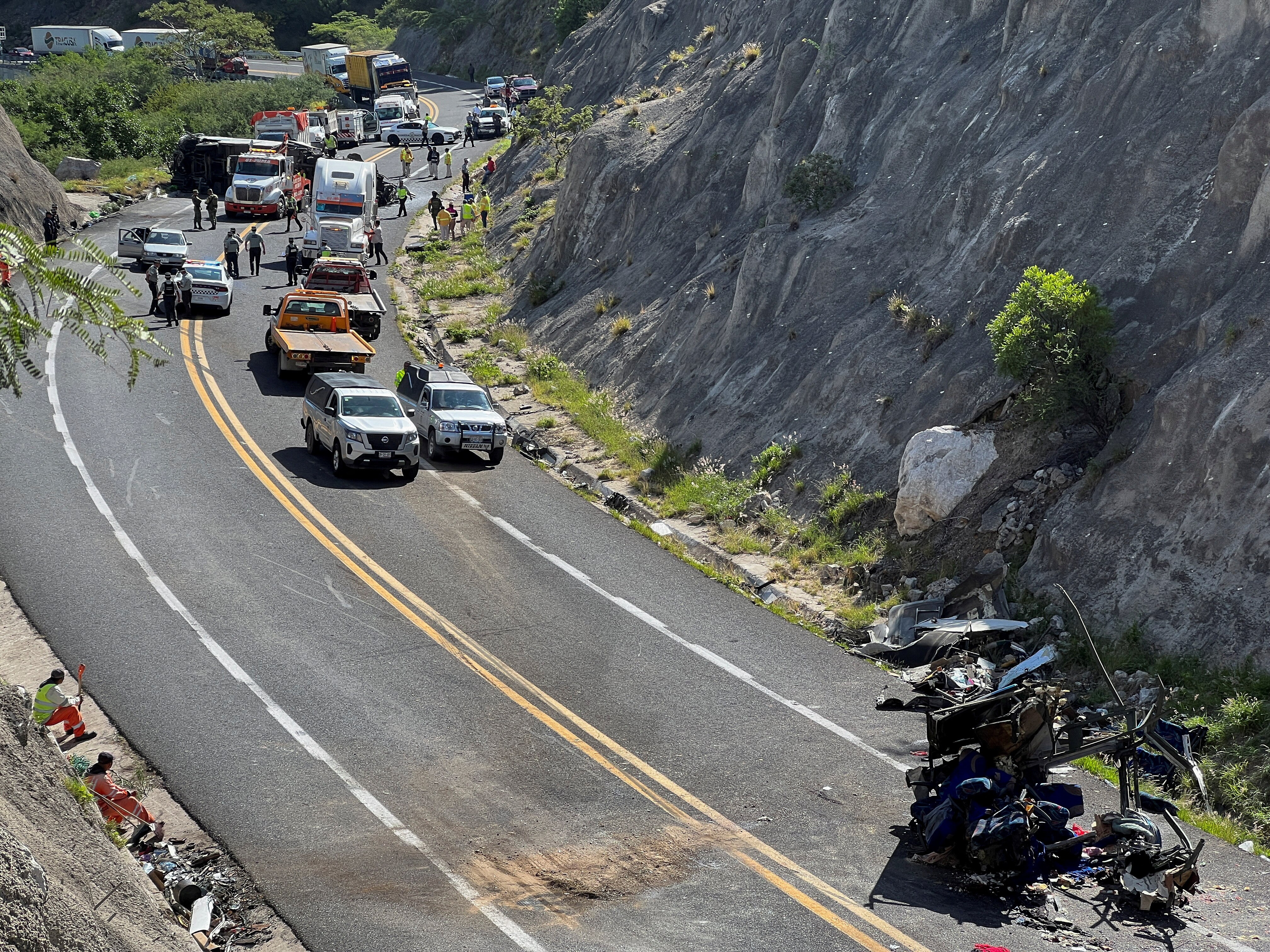 Mexico bus crash kills 16 and injures 36 - ABC News
