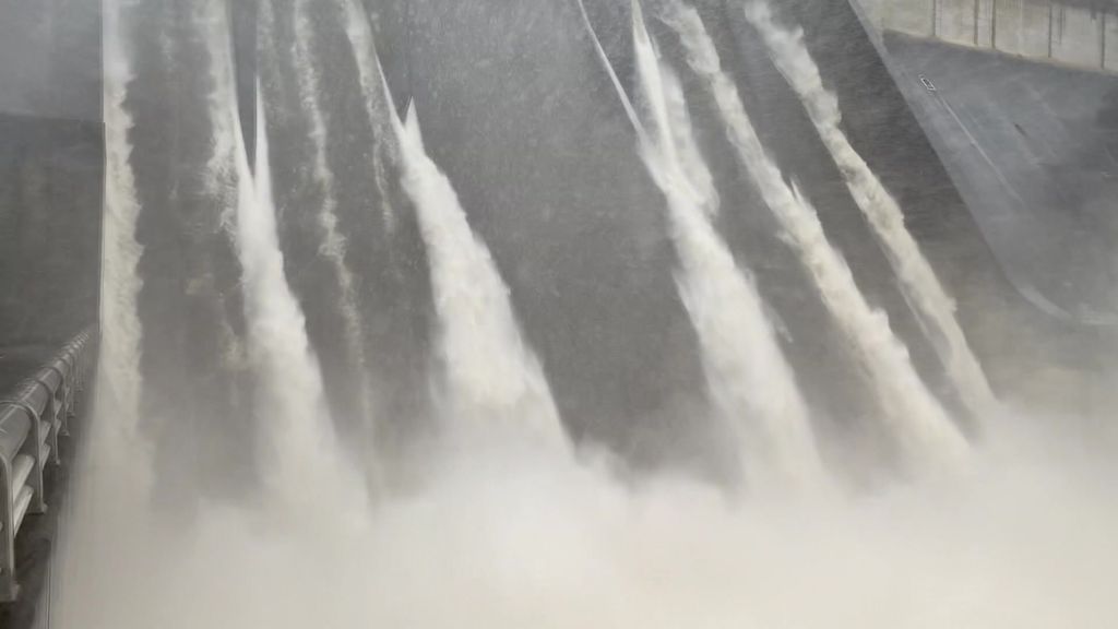 Warragamba Dam overspilling in Sydney's south west - ABC News