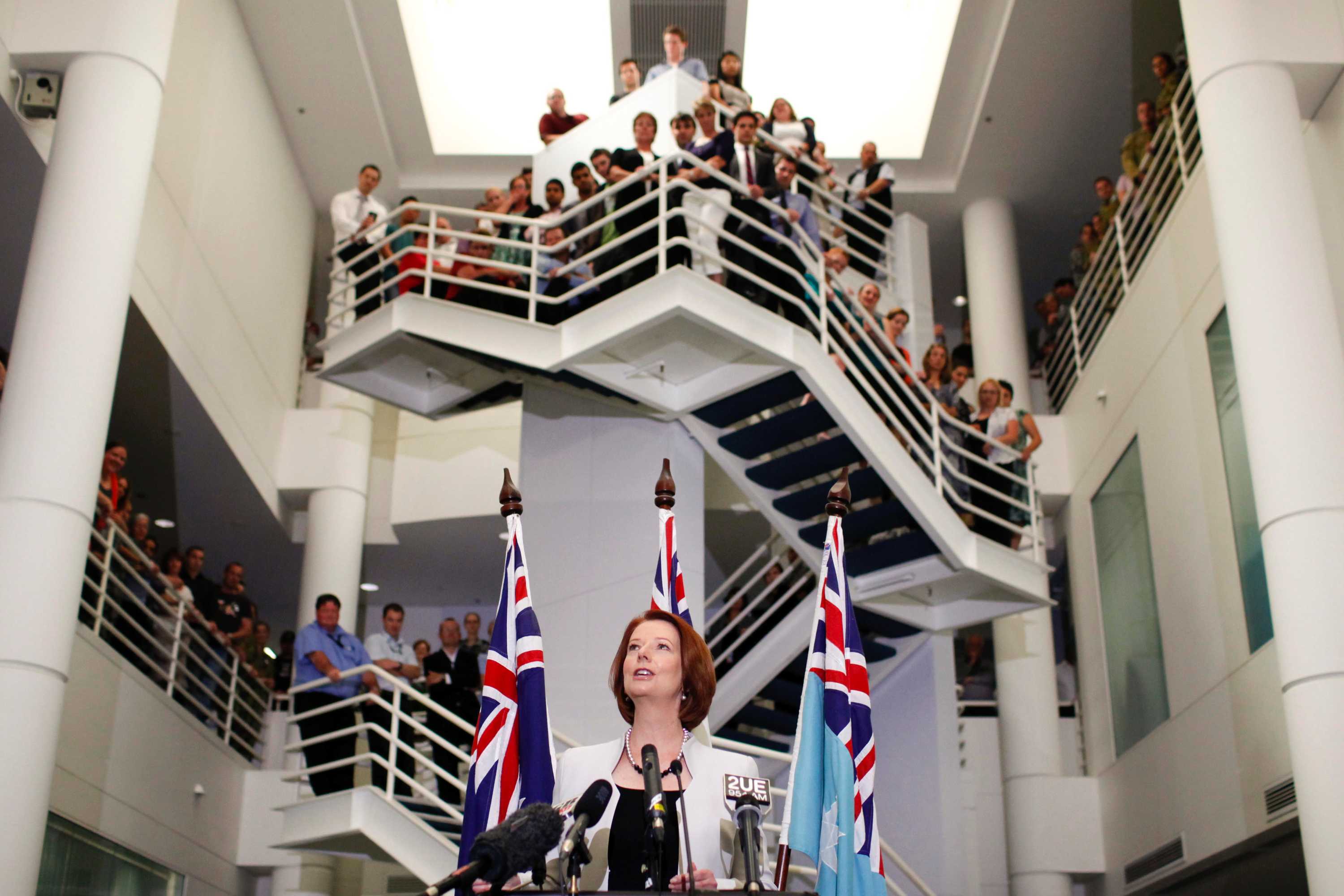 Gillard visits top-secret Defence spy centre - ABC News