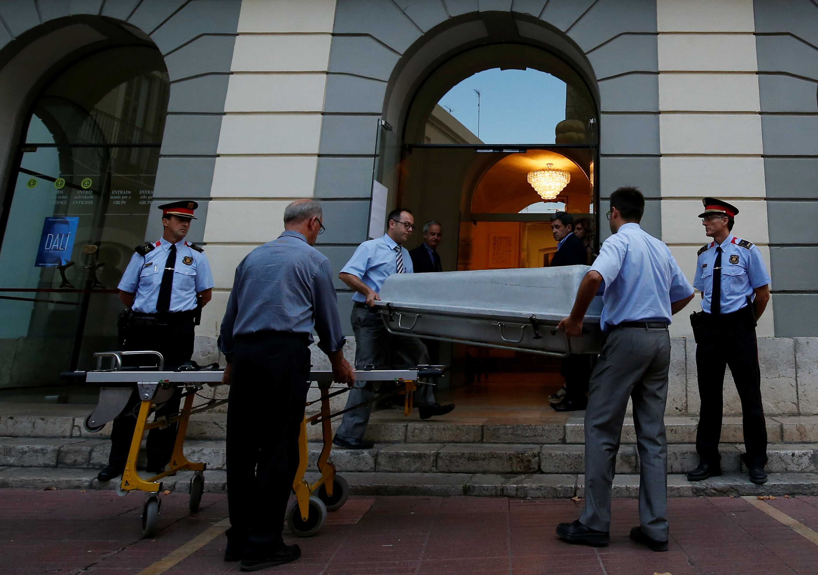 Salvador Dali: DNA samples of artist's body taken in a bid to solve ...