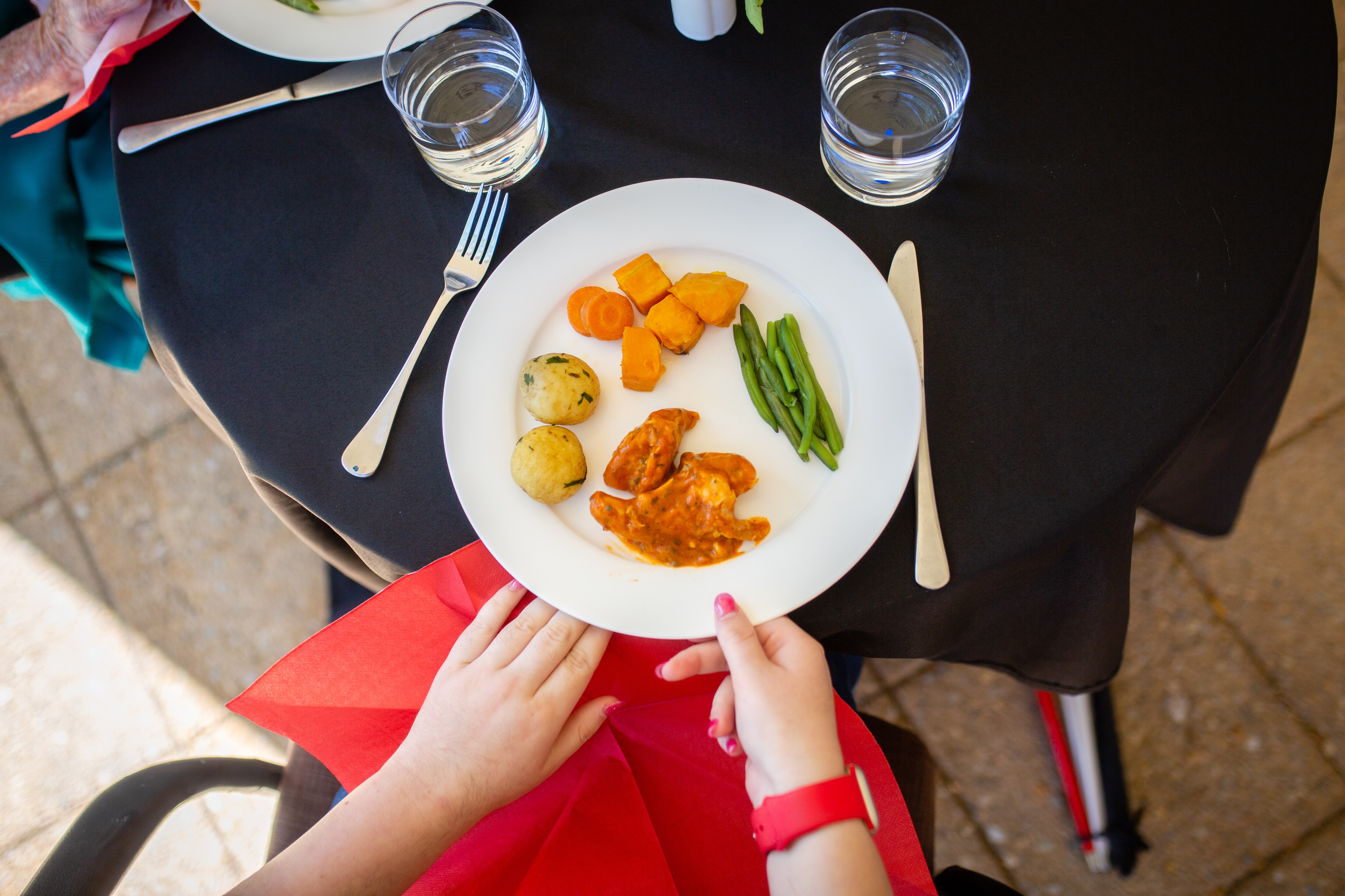 Course empowers people with low vision to dine out with confidence ...