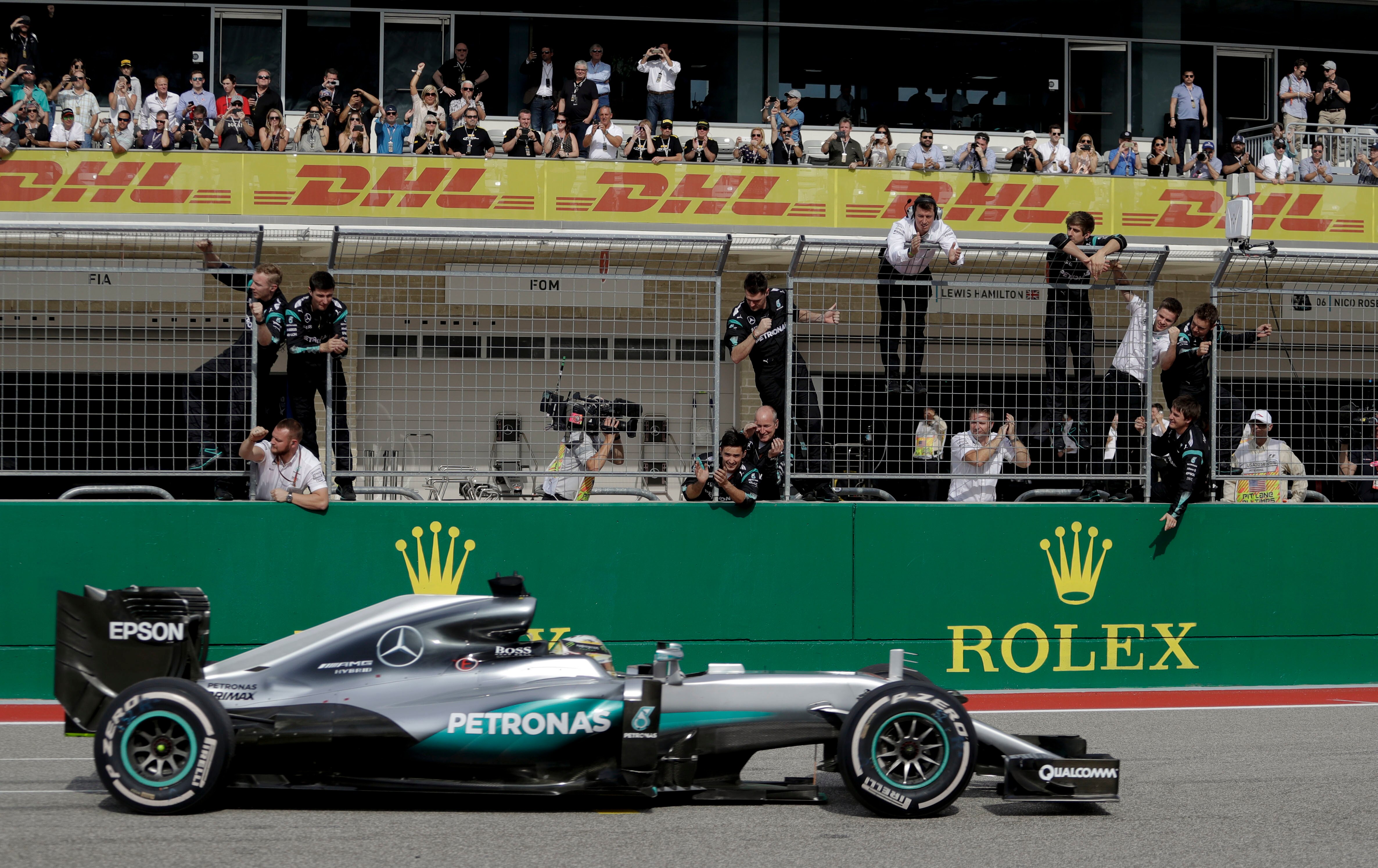 Daniel Ricciardo gets Gerard Butler to do a 'Shoey' as Lewis Hamilton ...