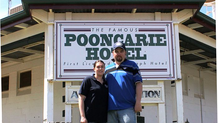 Young couple buck the trend and stay bush to run the Pooncarie Hotel ...