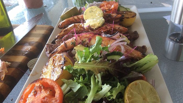 Wagyu Rump with garlic butter prawns - ABC News