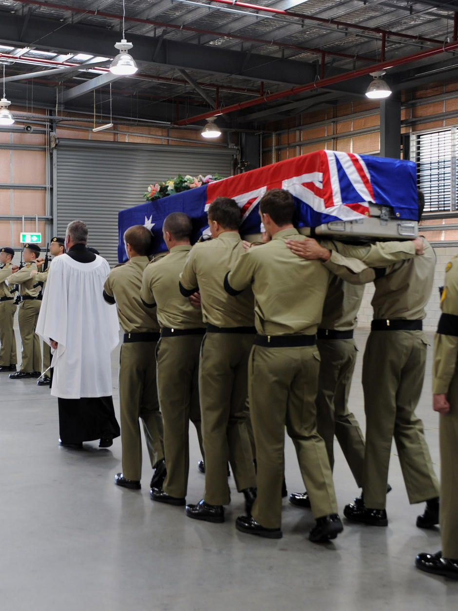 Fallen digger honoured at ramp ceremony - ABC News