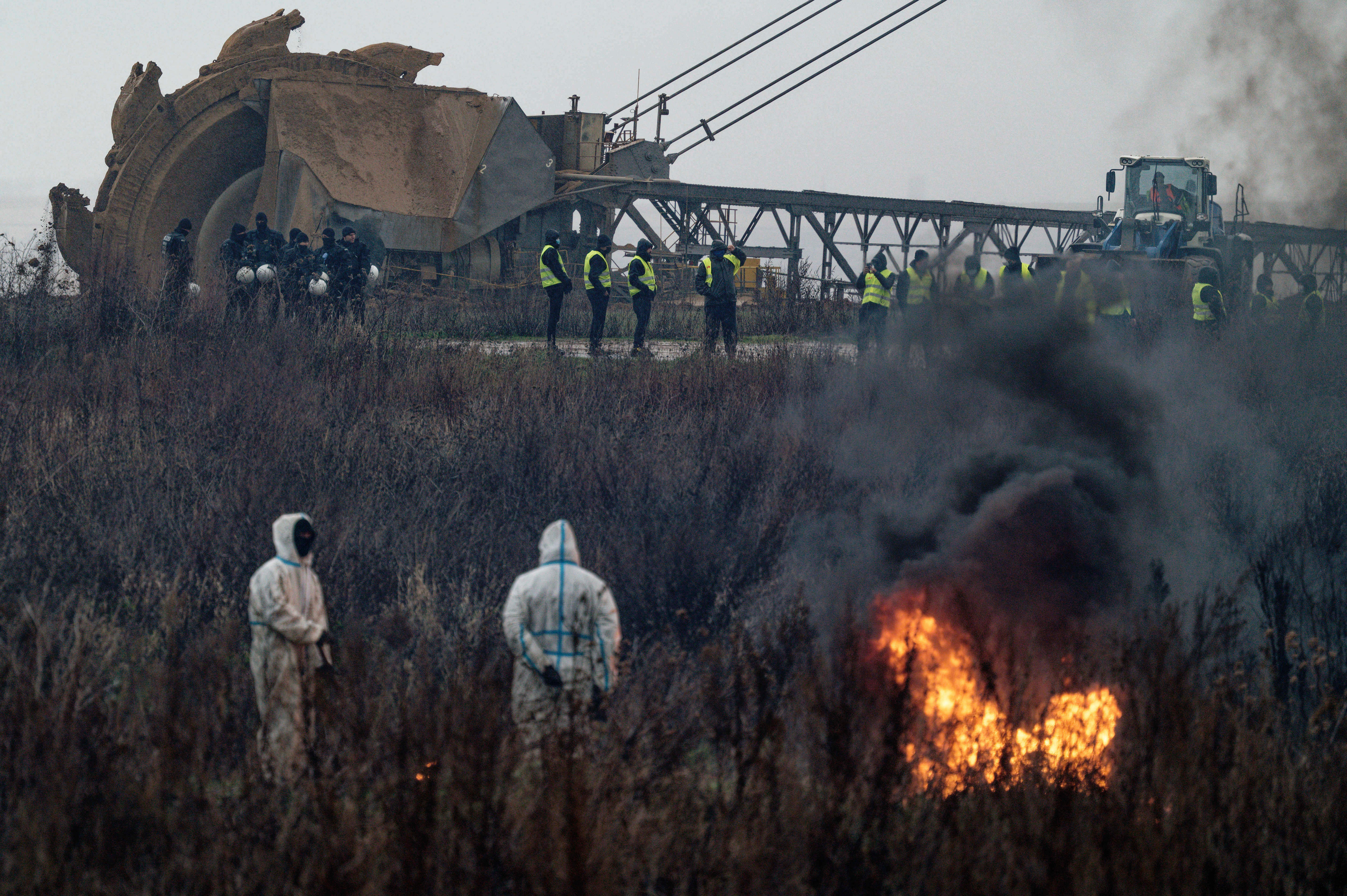 Police and climate activists clash outside Germany's Luetzerath village ...