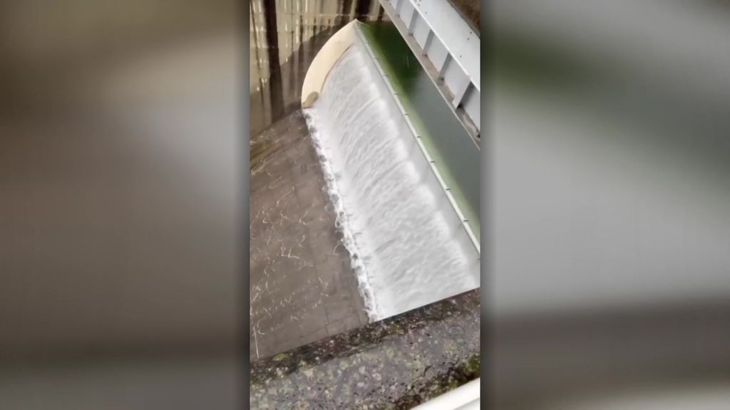 Warragamba Dam overflows for first time in years amid…