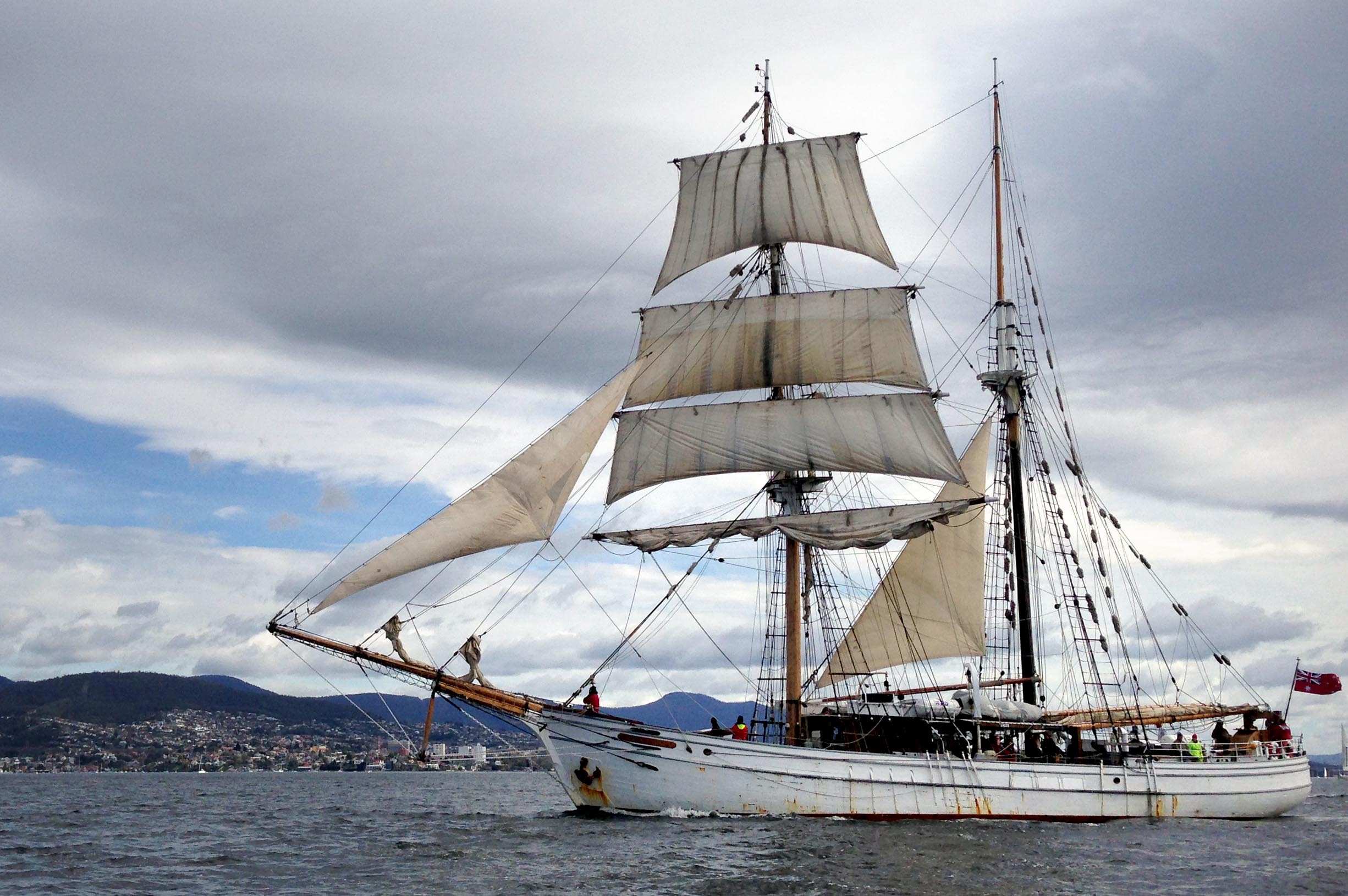 Tall ships create maritime spectacle in Hobart - ABC News