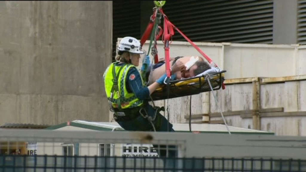 Man hit by falling scaffold - ABC News