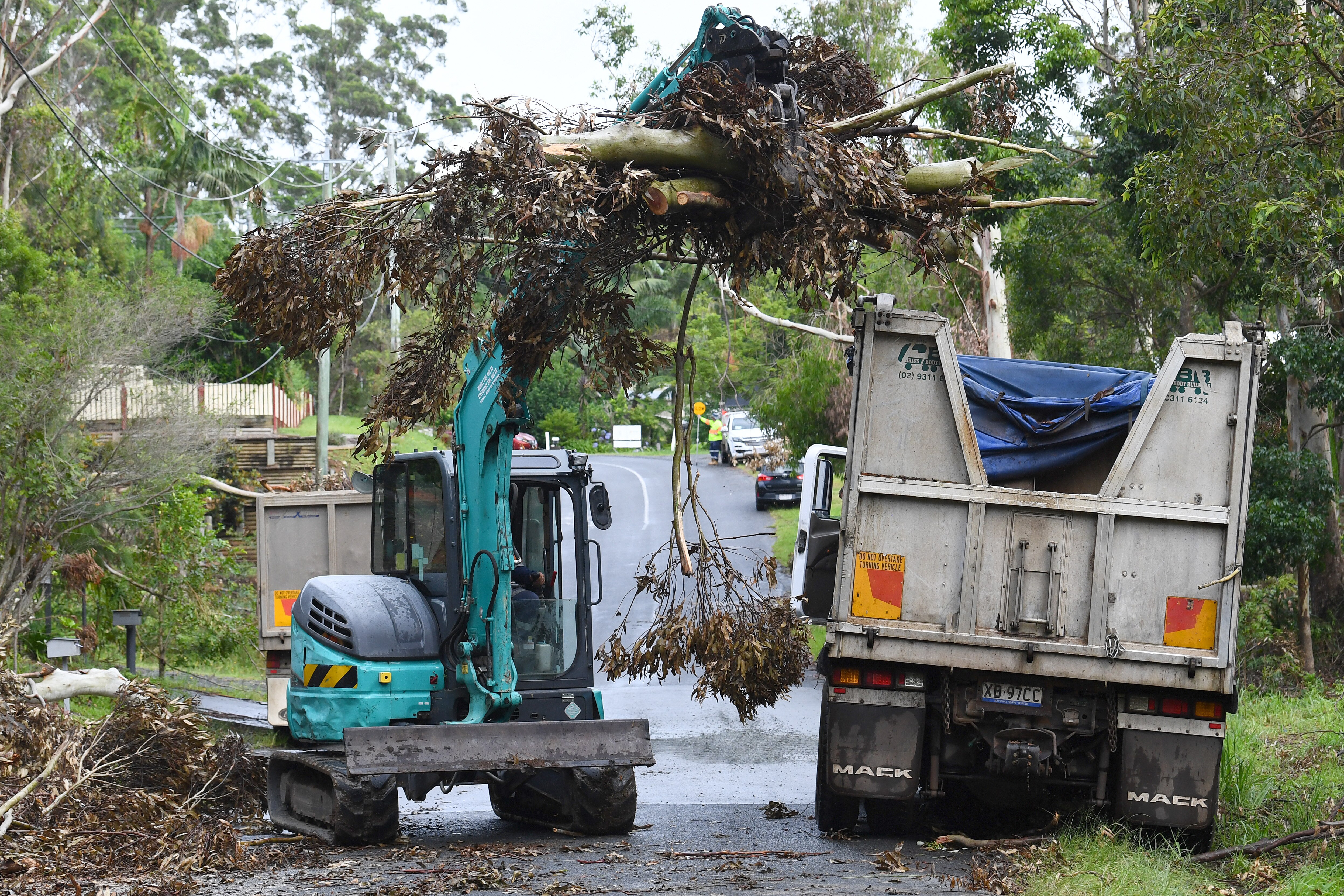'Significant risk' cyclone will cross Queensland coast between Cairns ...