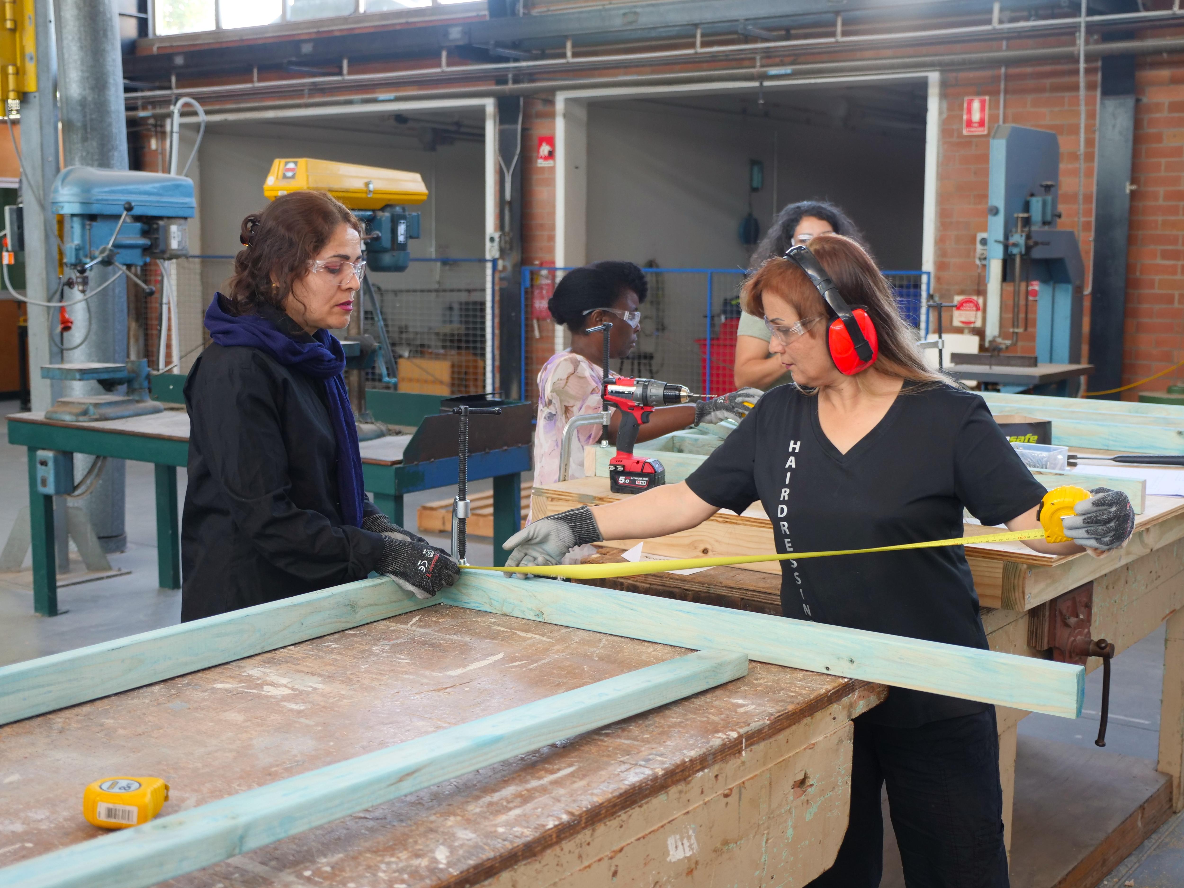 Refugee women learn construction skills at TAFE NSW to forge new ...