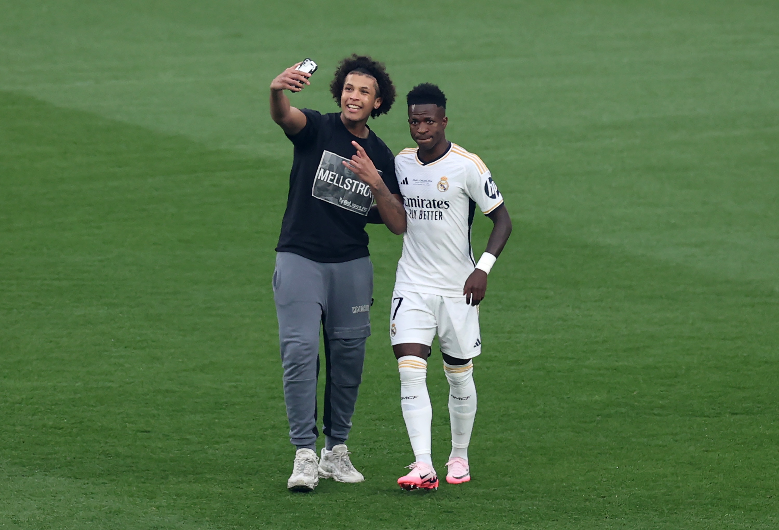 Pitch invaders wearing 'Mellstroy' shirts delay Champions League final ...