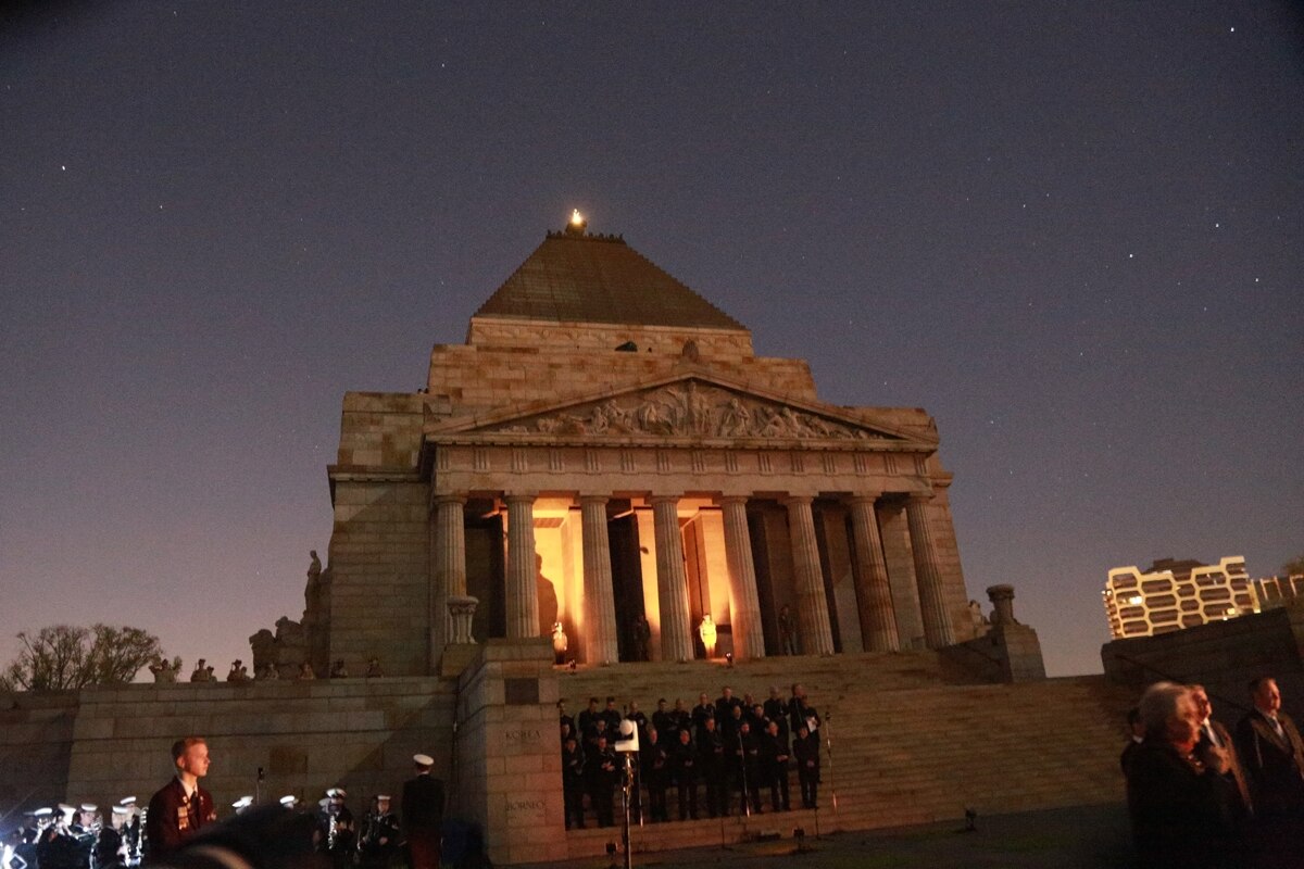 Anzac Day 2016: Thousands attend dawn services, marches across ...