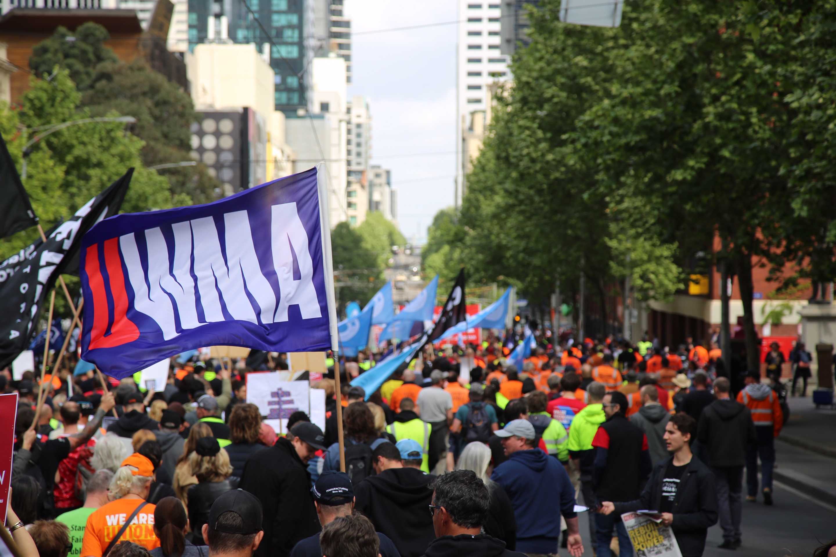 Union rally floods Melbourne CBD as tens of thousands march for minimum ...