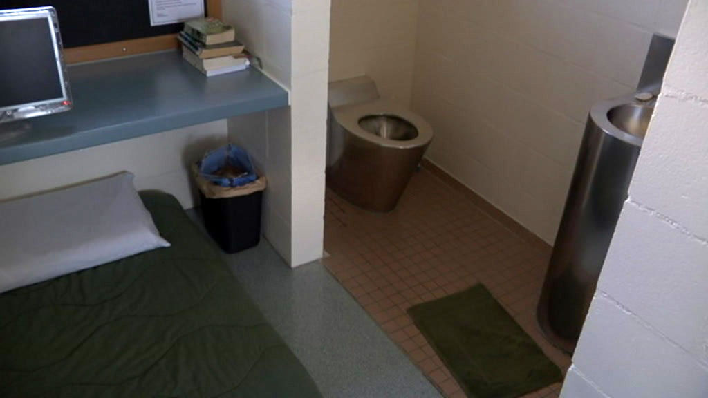 See inside a 'doubled up' prison cell - ABC News