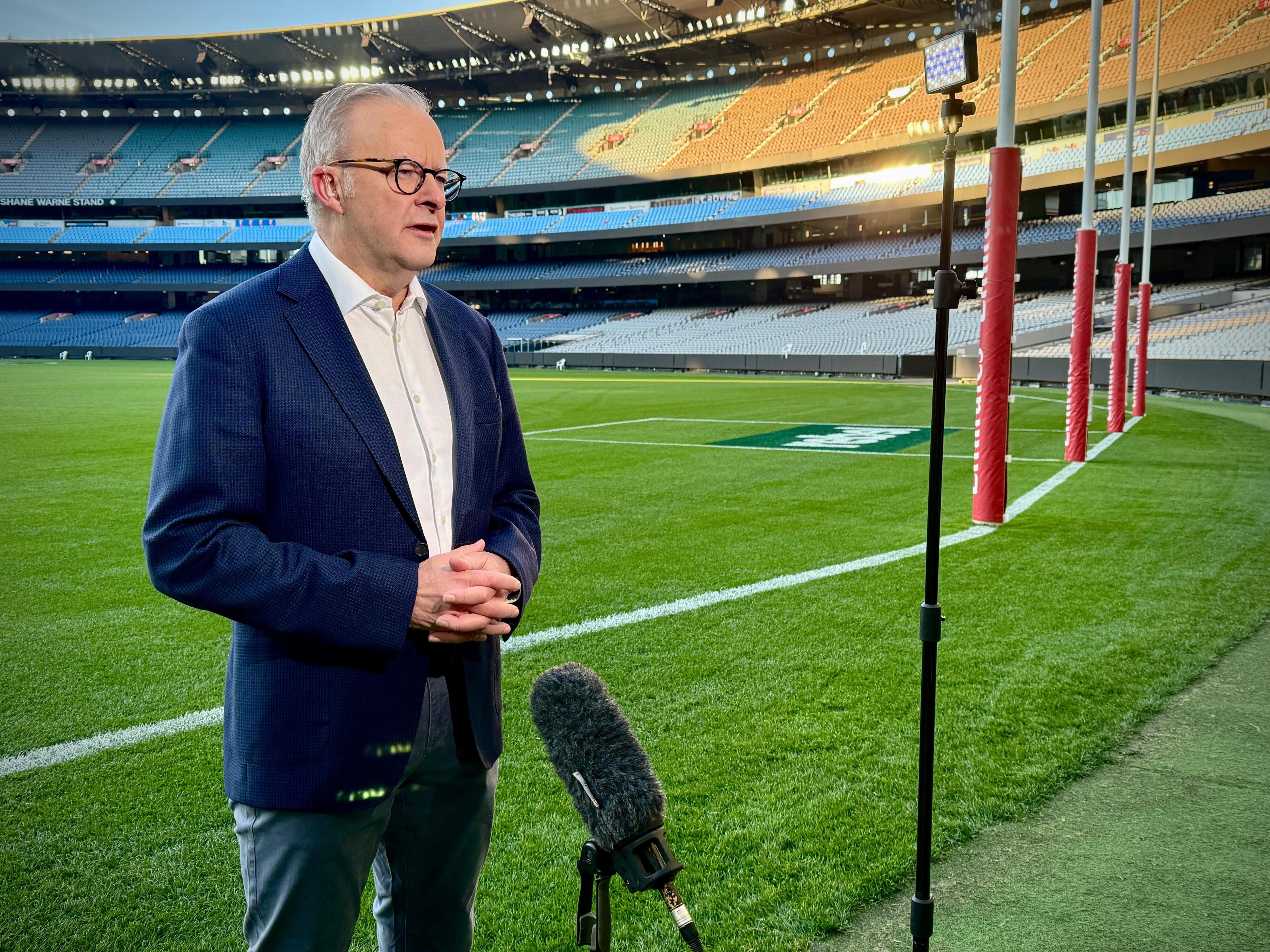 New Zealander Sam Ruthe becomes youngest to break 4-minute mile - ABC News