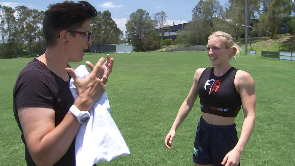 Stefanie Bofinger chats with a footy player - ABC News