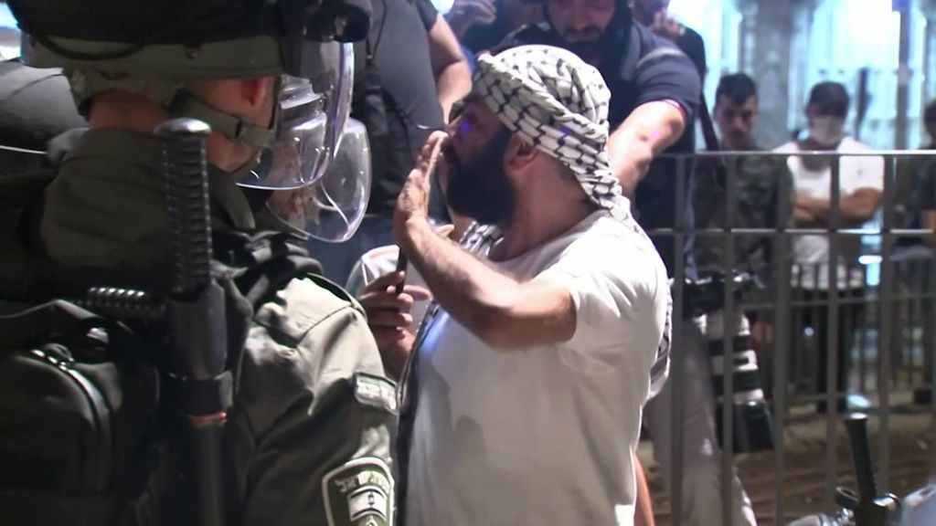 Israeli police clash with Palestinian protesters for a third night ...