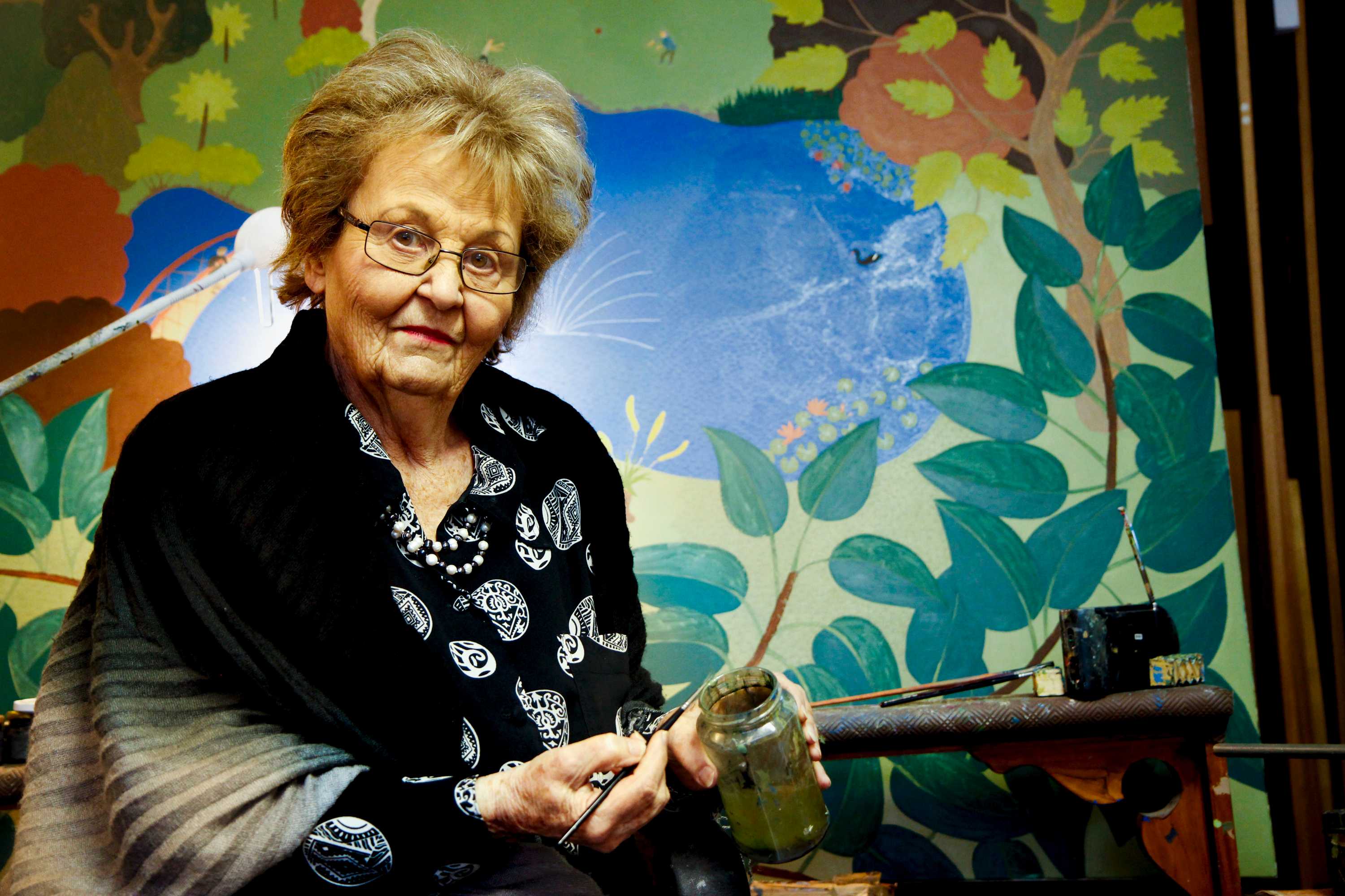 'Focus on the beauty': Meet one of Australia's oldest active painters ...